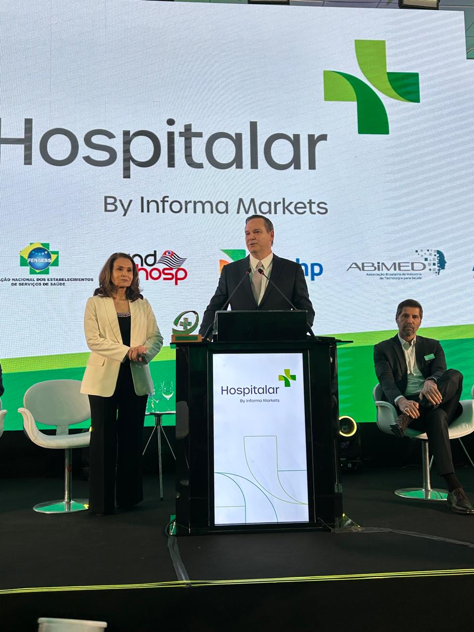 Prof. Dr. Paulo Hoff recebe prêmio de Personalidade do Ano na feira ...
